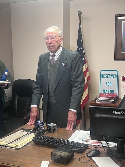 U.S Senator Chuck Grassley Held A Packed Town Hall Meeting in fort ...